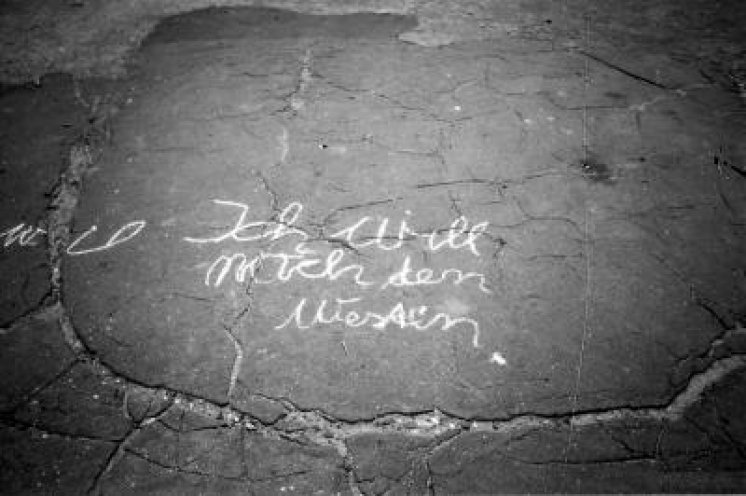 "Ich will nach den Westen": Kinderschrift mit Kreide vor der ...
