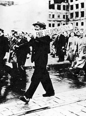 Ein Demonstrant trägt die Reste eines Sektorenschildes während einer ...