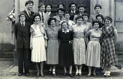 Die Abiturklasse an der Eisenberger Oberschule 1955. Vorne Links Thomas ...