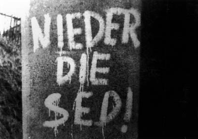 Hier dokumentiert das MfS die Losung „Nieder die SED!“ an einer ...
