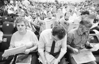 Parteitagsdelegierte beim Studium des Neuen Deutschland ...